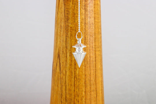 Pendule Triangle | Laiton plaqué argent – Solstice et Mineraux